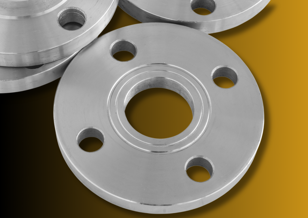 Différence entre les brides en acier à haut rendement et en acier doux